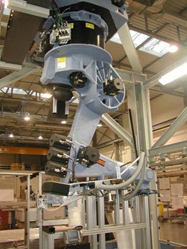 Suspended articulated arm robot